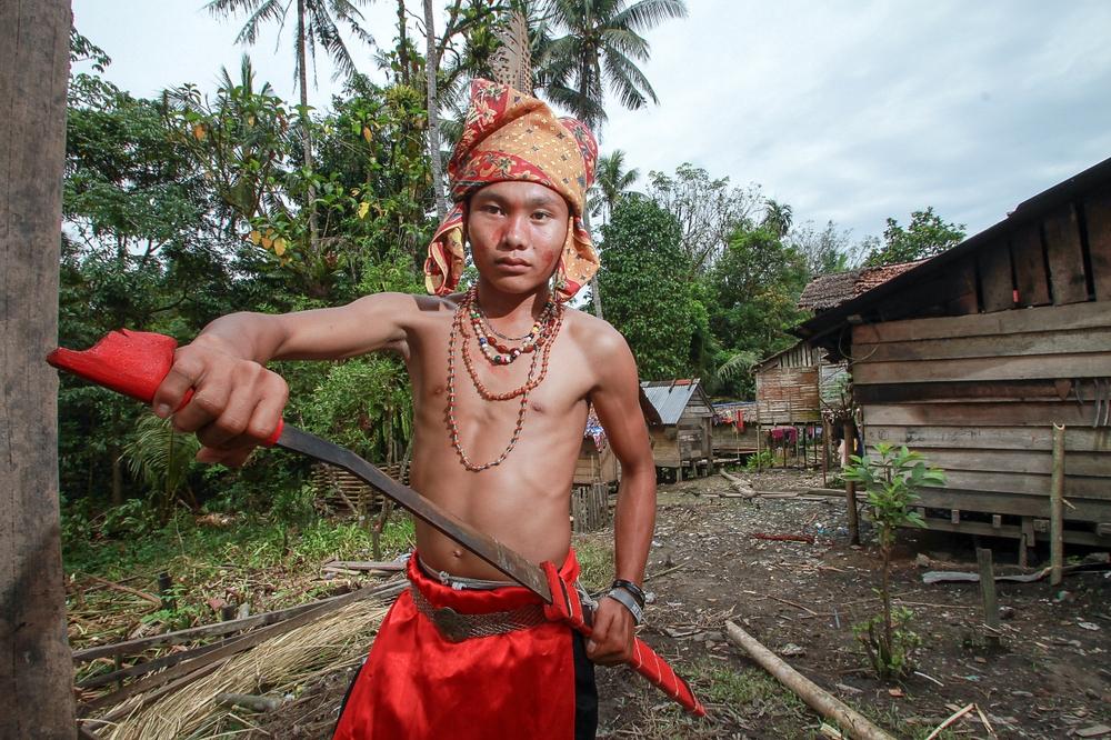 Nyabor: Pedang Lengkung Tradisional Warisan Suku Dayak