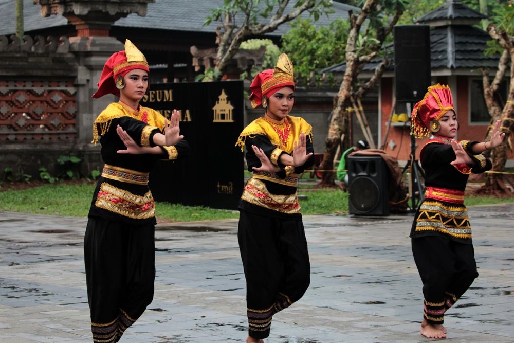 Tari Rantak yang Sarat Gerakan Enerjik dari Ranah Minang
