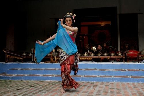 Tari Selendang Pemalang yang Anggun dengan Selendang