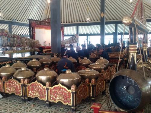 Wayang Kulit Drama: Aji Narantaka, the Supernatural Powers of GATOTKACA ...